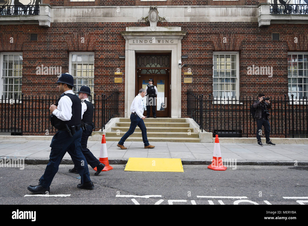 Police officers outside lindo wing st marys hospital hi-res stock ...