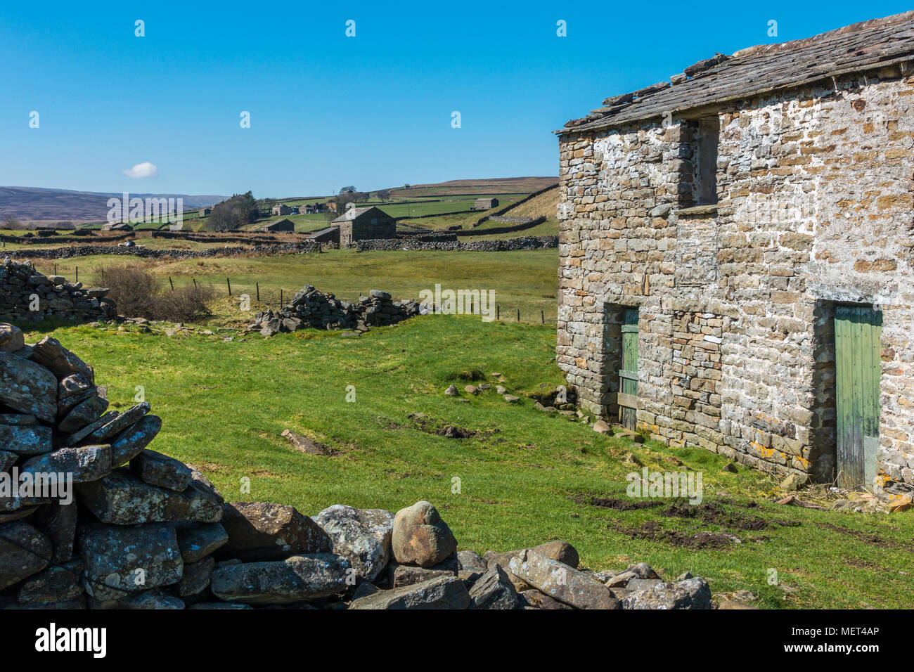 The beautiful old stone barns of Swaledale, Yorkshire Dales Stock Photo ...