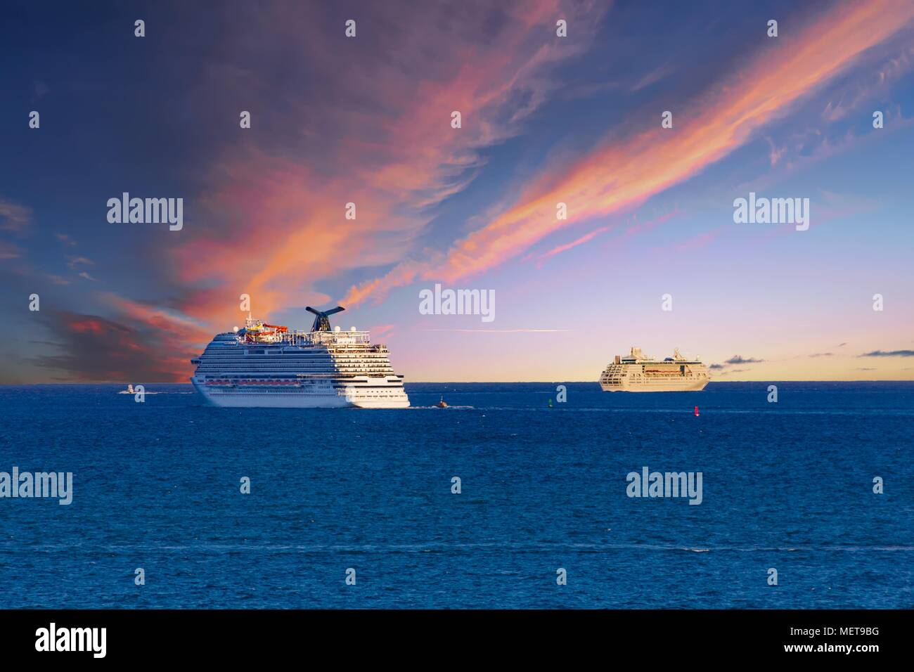 Two large sailing ships hi-res stock photography and images - Alamy