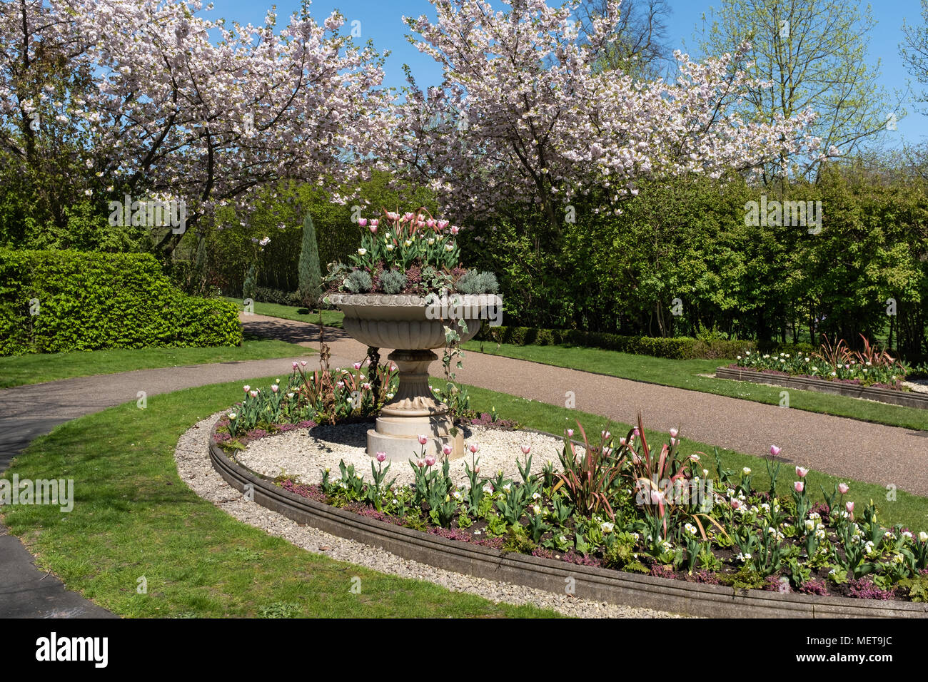 Regents park flowers hi-res stock photography and images - Alamy