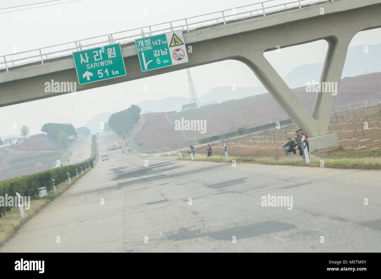 North Korean road between Pyongyang and Kaesong Stock Photo - Alamy