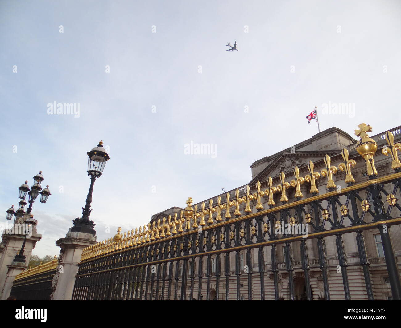 London, UK. 23rd Apr, 2018. Duchess of Cambridge gives birth to the ...