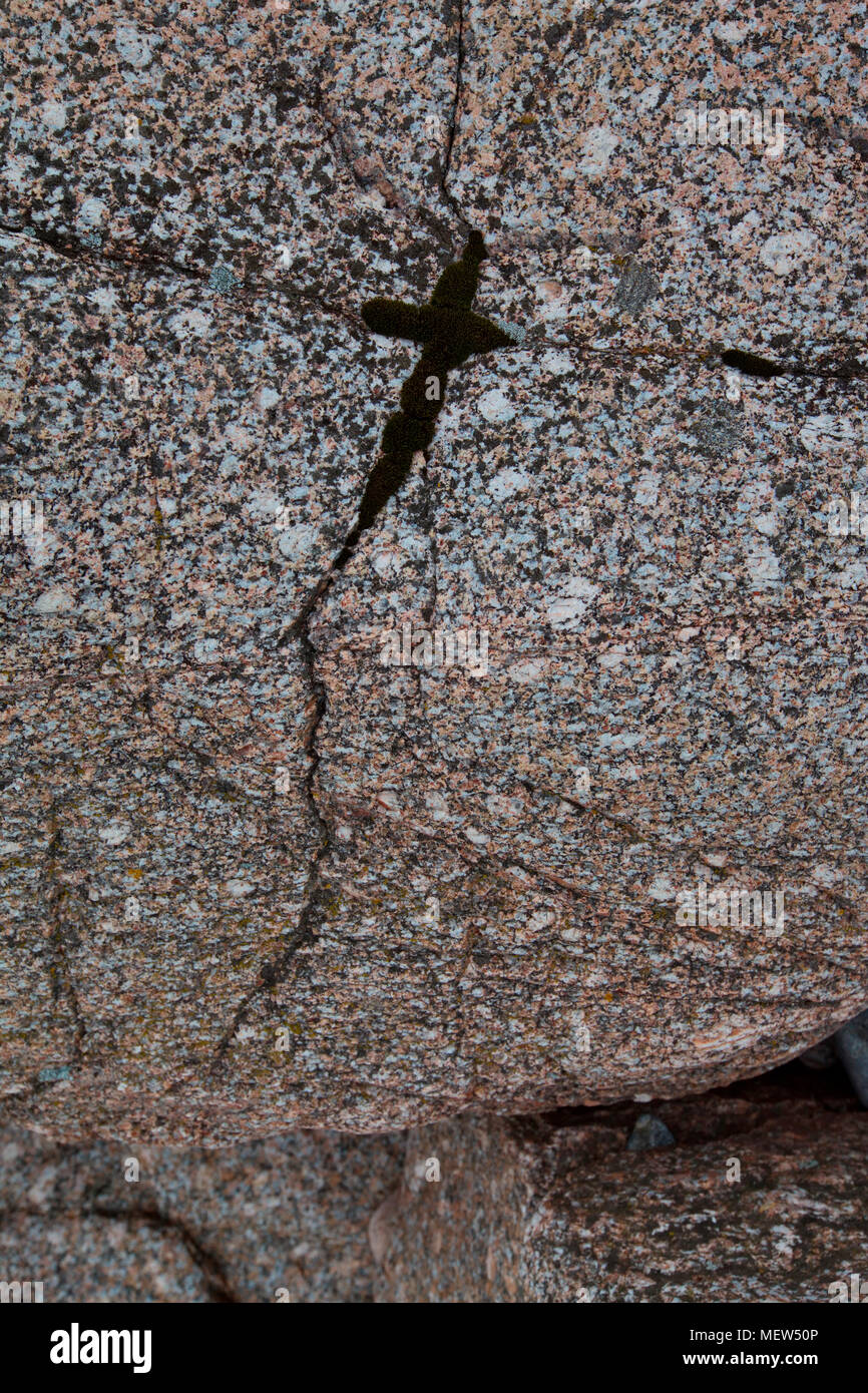 Cross shaped fissures in a granite rock Stock Photo - Alamy