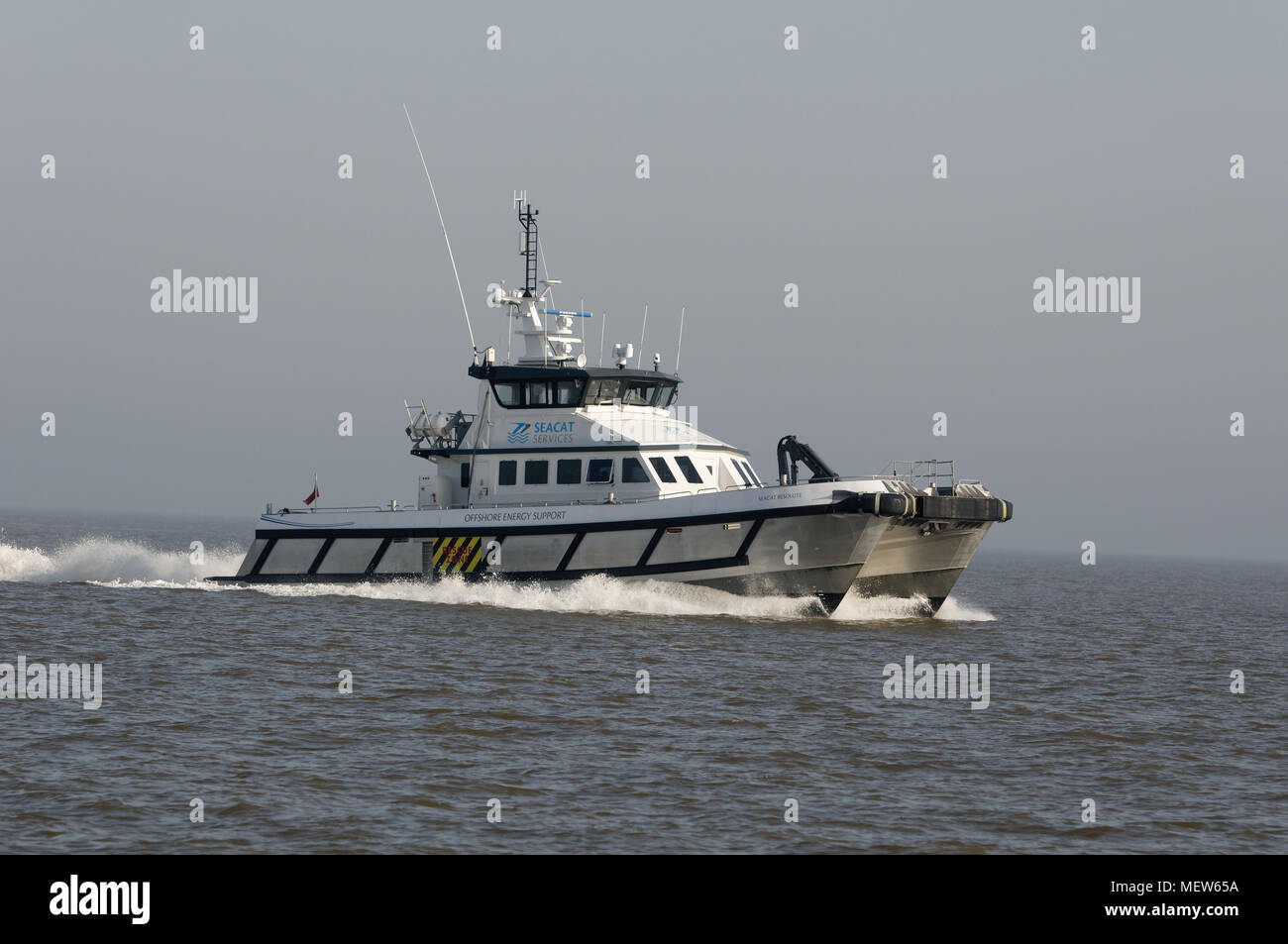 A Crew Transfer Vessel (CTV) speeds on the Humber Estuary Stock Photo ...