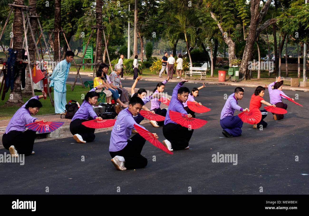 Thai Tai Chi Group, morning exercise with fans, Lumpini Park, Bangkok ...