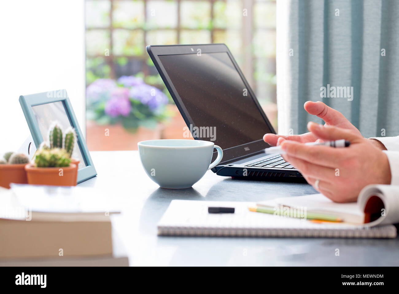 Office environment hi-res stock photography and images - Alamy