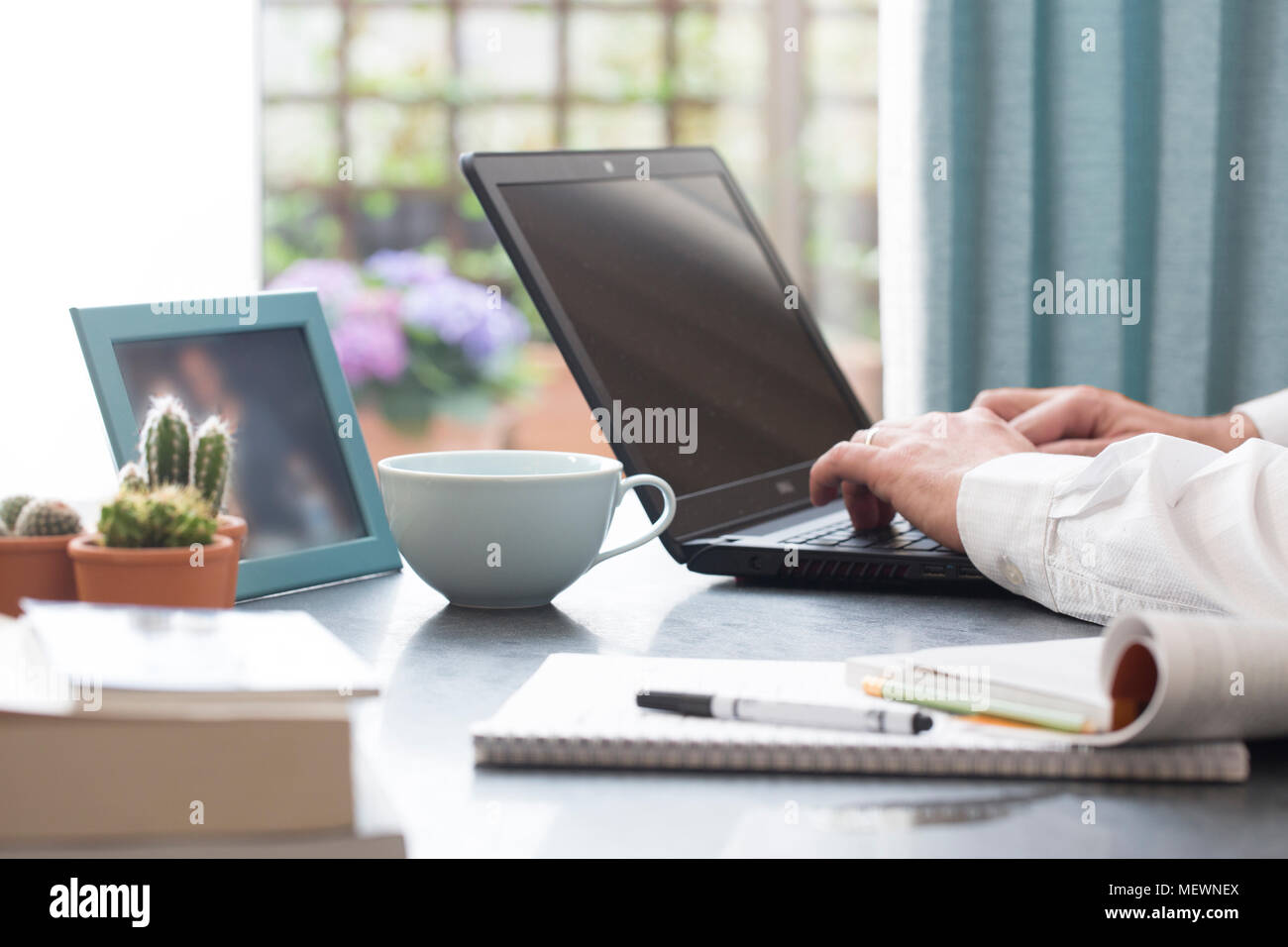 Office environment hi-res stock photography and images - Alamy