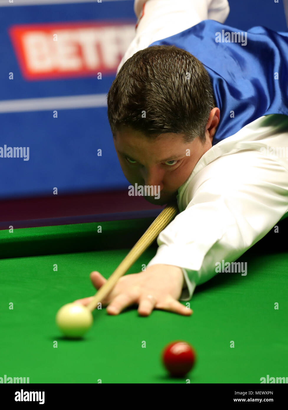 Stuart Carrington in action against Barry Hawkins during day three of ...