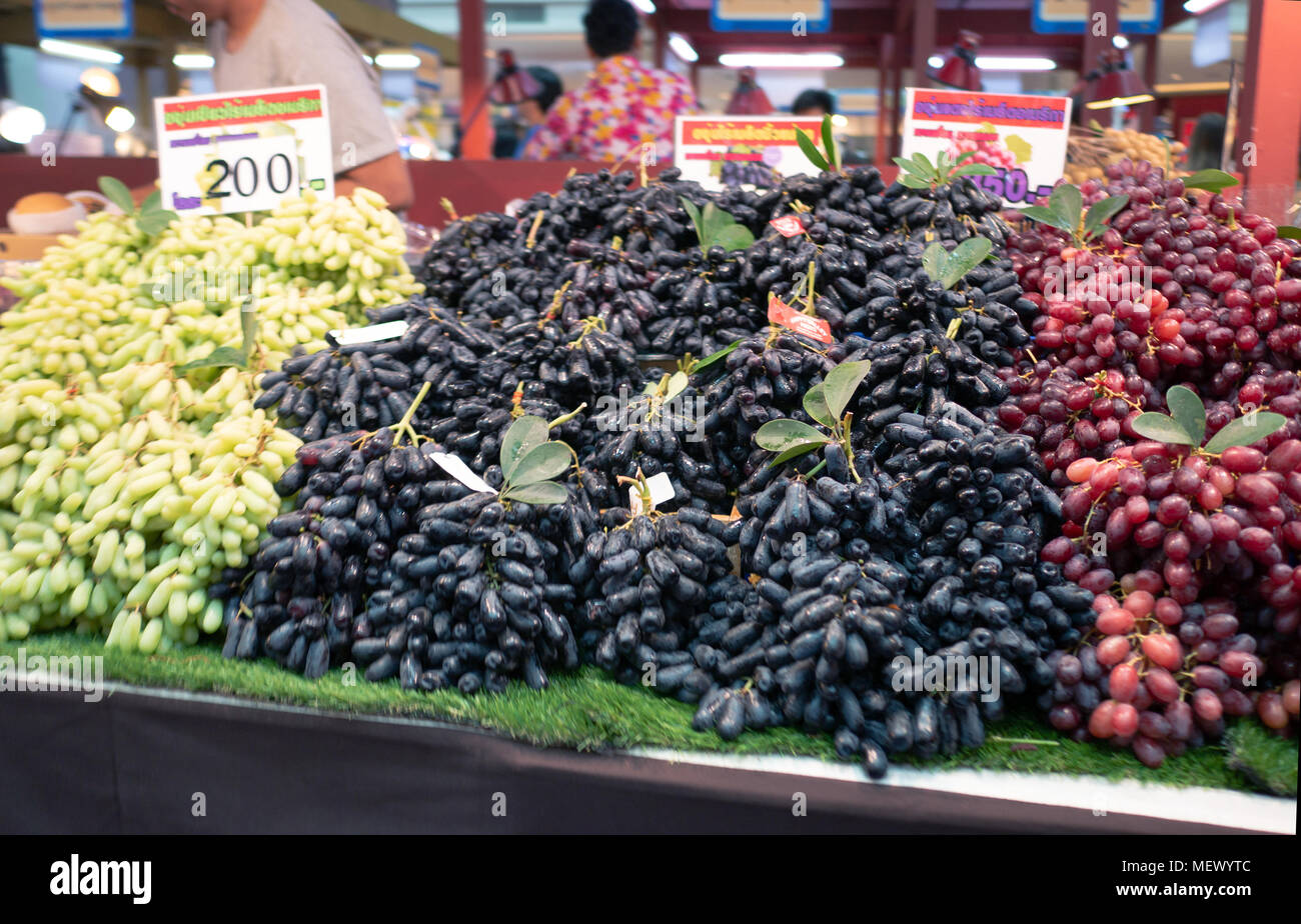 Grapes sold in the market Stock Photo - Alamy