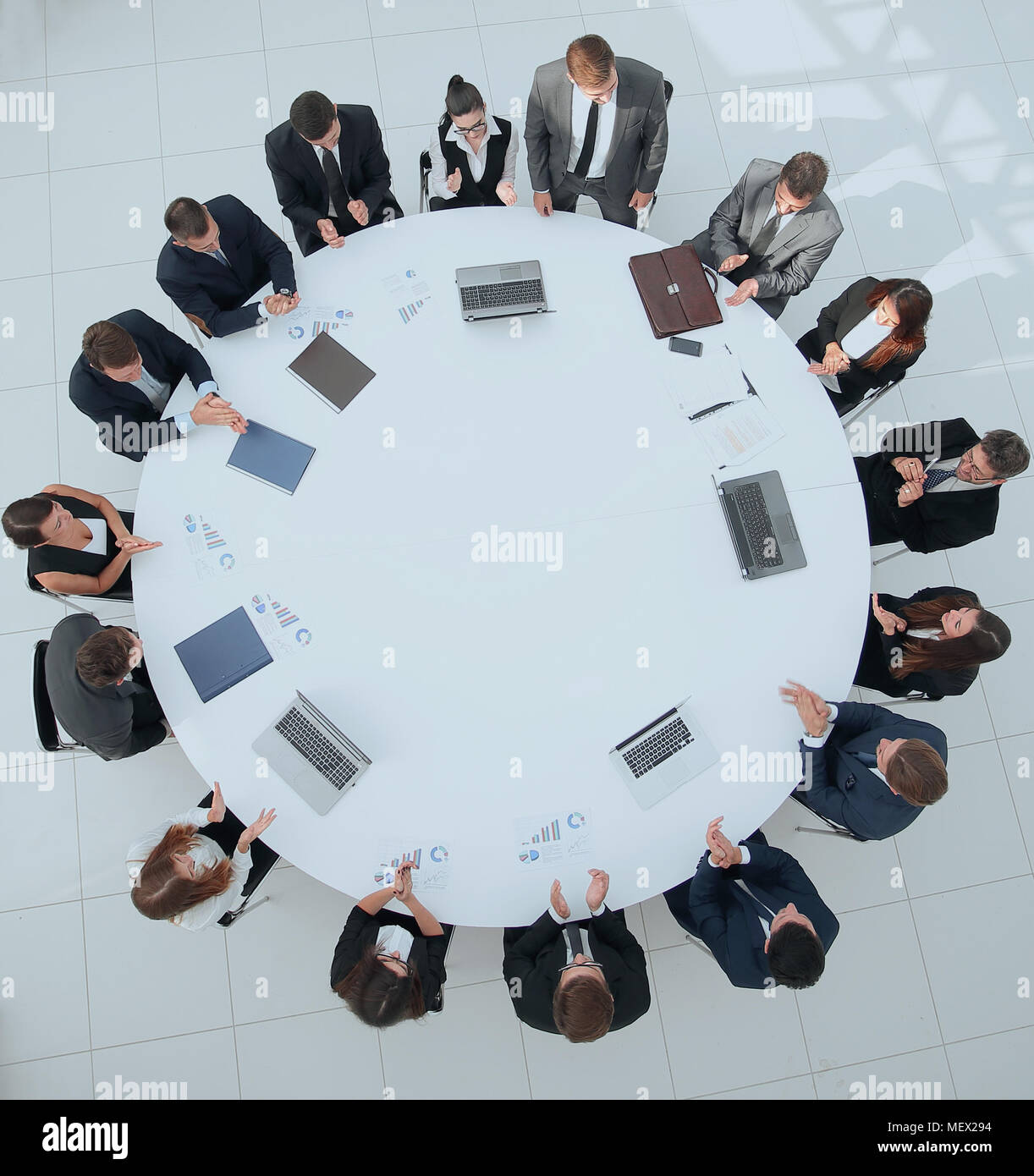 Boardroom women round table hi-res stock photography and images - Alamy