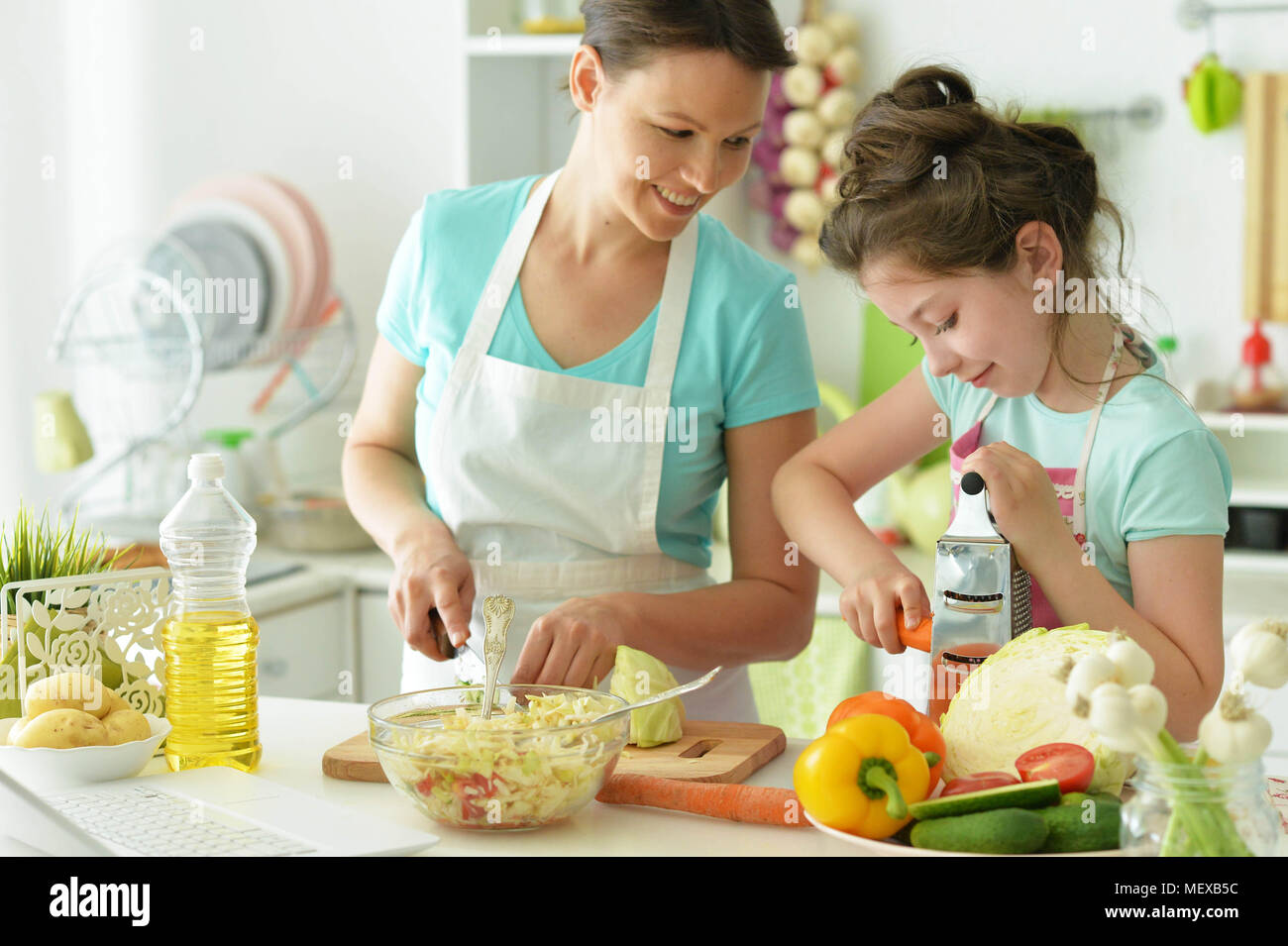 Mom and daughter cook Stock Photo - Alamy
