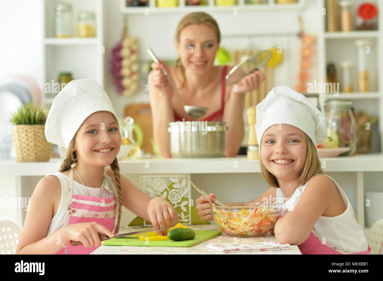 Mom and daughter cook Stock Photo - Alamy