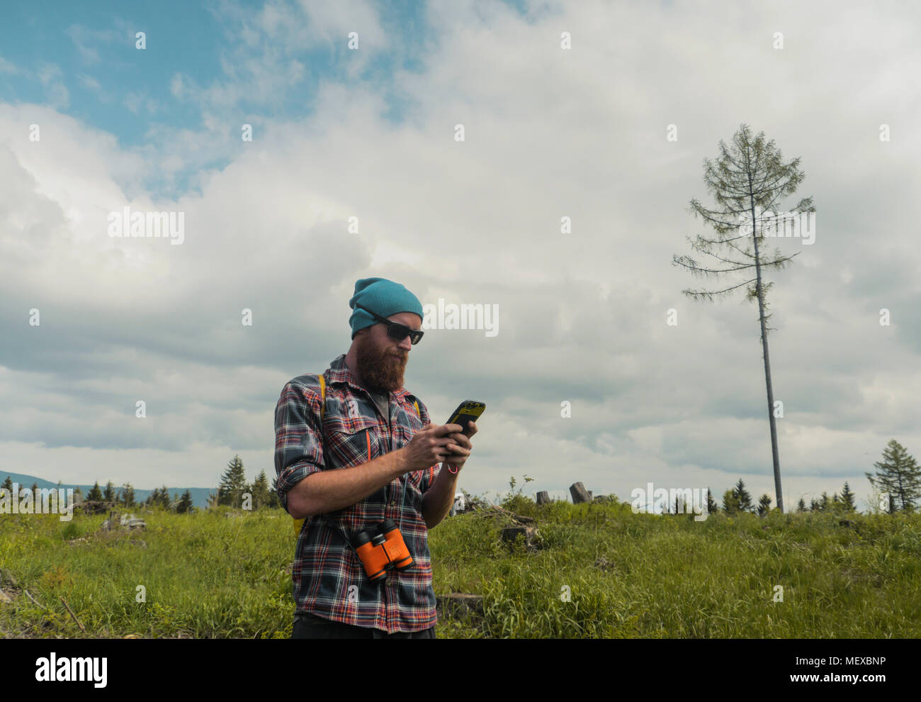 Man hiker using smartphone hi-res stock photography and images - Alamy