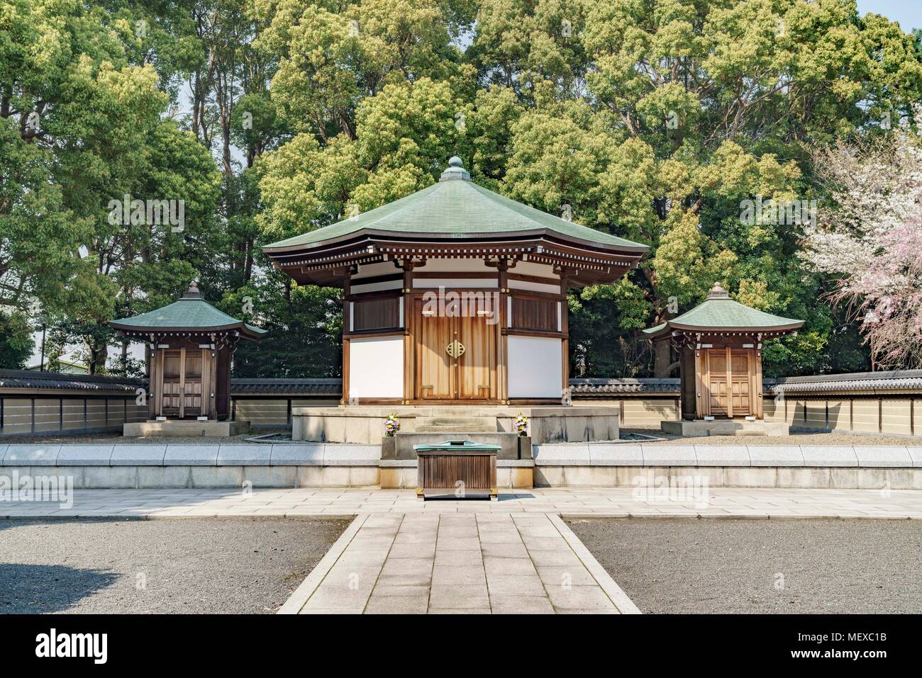 Tombs of Nichiren ( center ), Nichiro ( left) , Nichirin (right ...