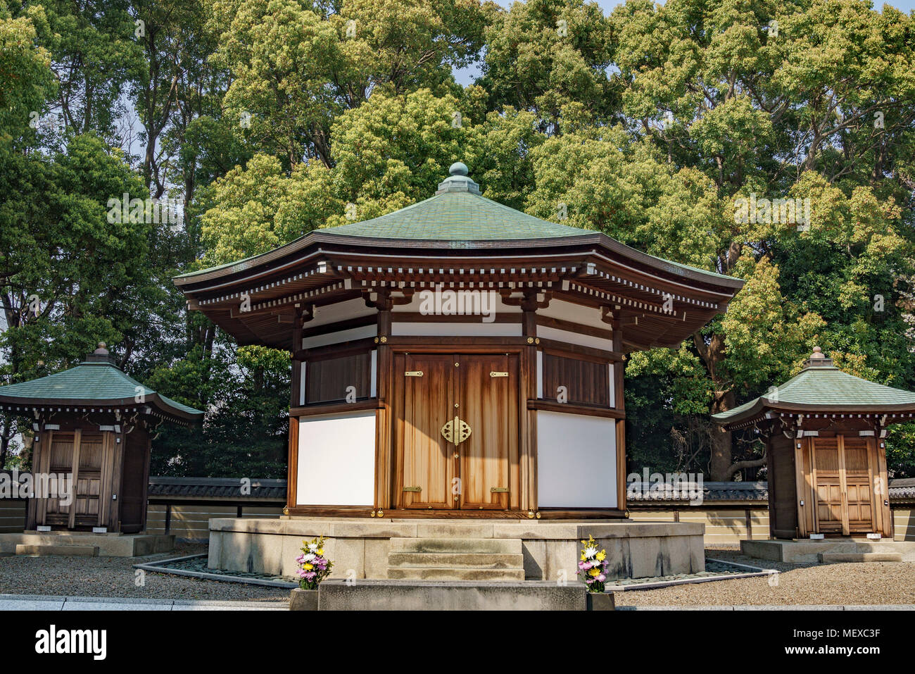 Tombs of Nichiren ( center ), Nichiro ( left) , Nichirin (right ...