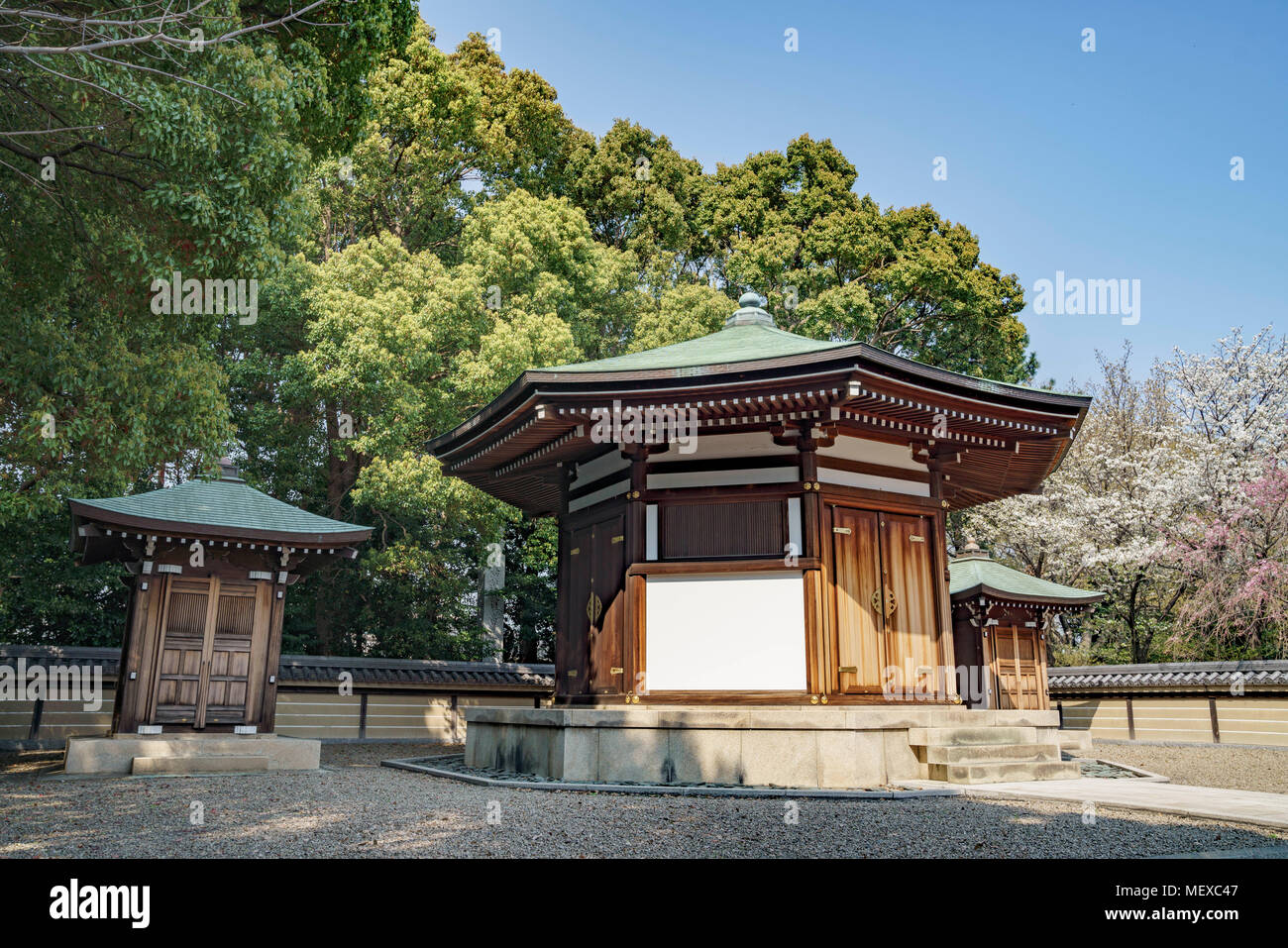 Tombs of Nichiren ( center ), Nichiro ( left) , Nichirin (right ...