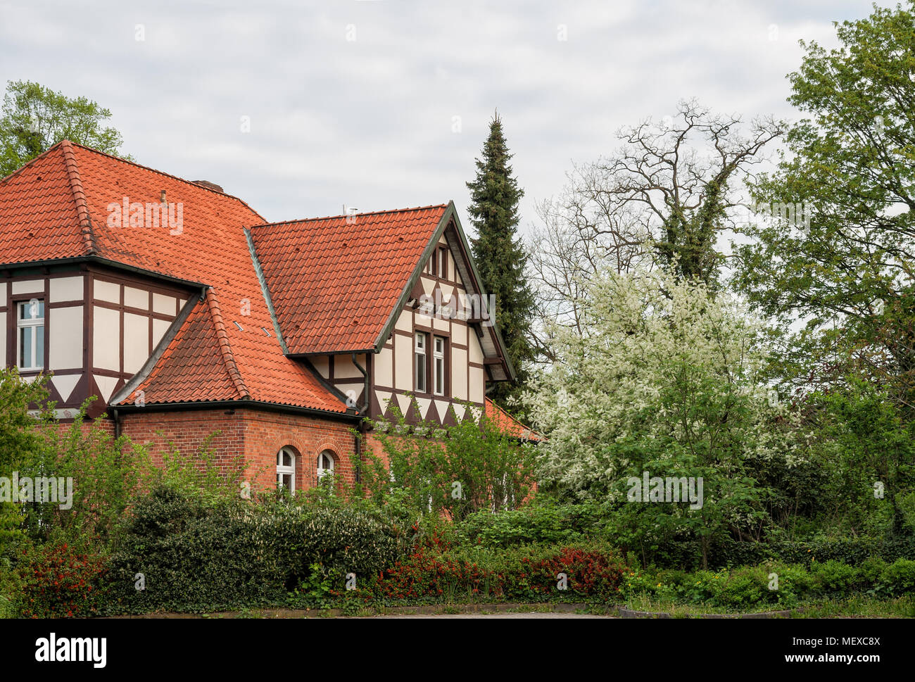 Red tile roof hi-res stock photography and images - Alamy