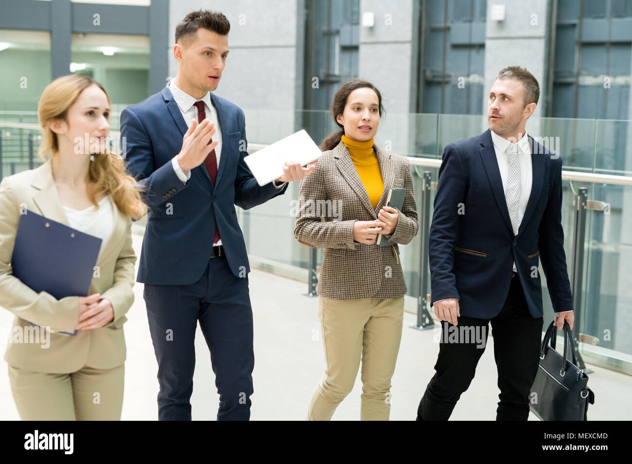 Guiding tour hi-res stock photography and images - Alamy