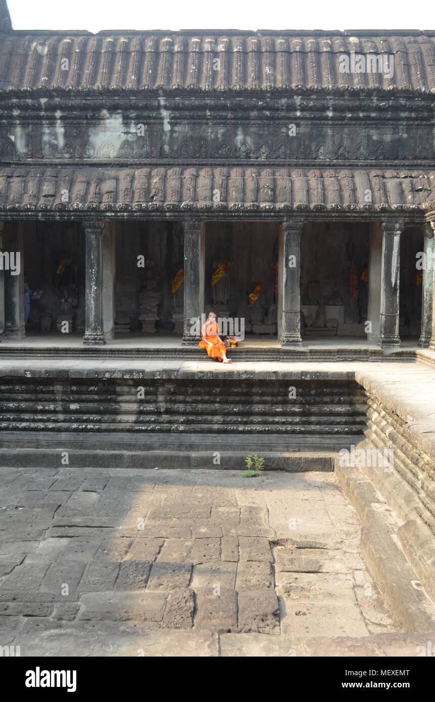 Angkor wat monk mobile phone hi-res stock photography and images - Alamy