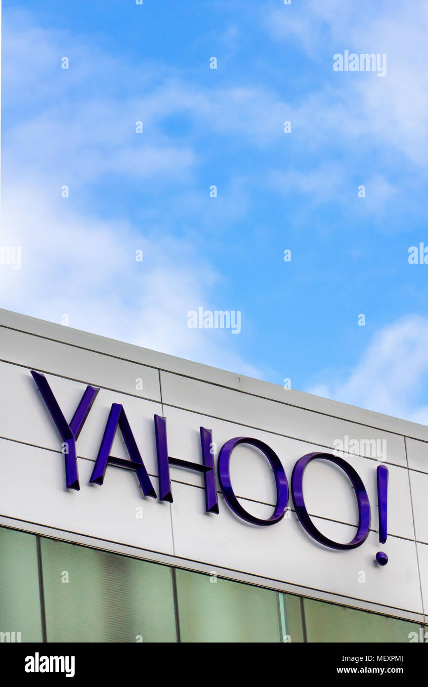 SUNNYVALE, CA/USA - MARCH 1, 2014: Yahoo Corporate Headquarters Sign ...