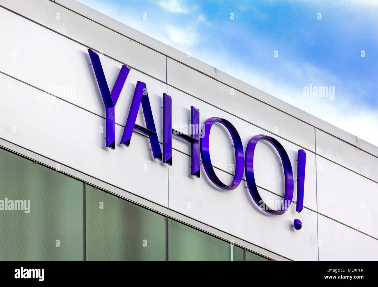 Yahoo search icon hi-res stock photography and images - Alamy