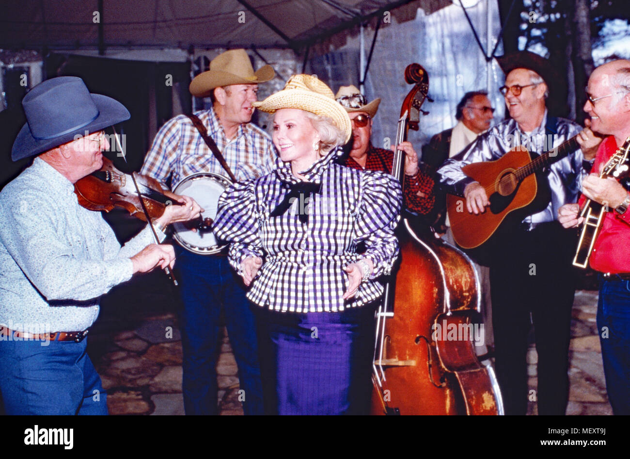 Zsa Zsa Gabor, unagrisch amerikanische Schauspielerin, musiziert mit ...