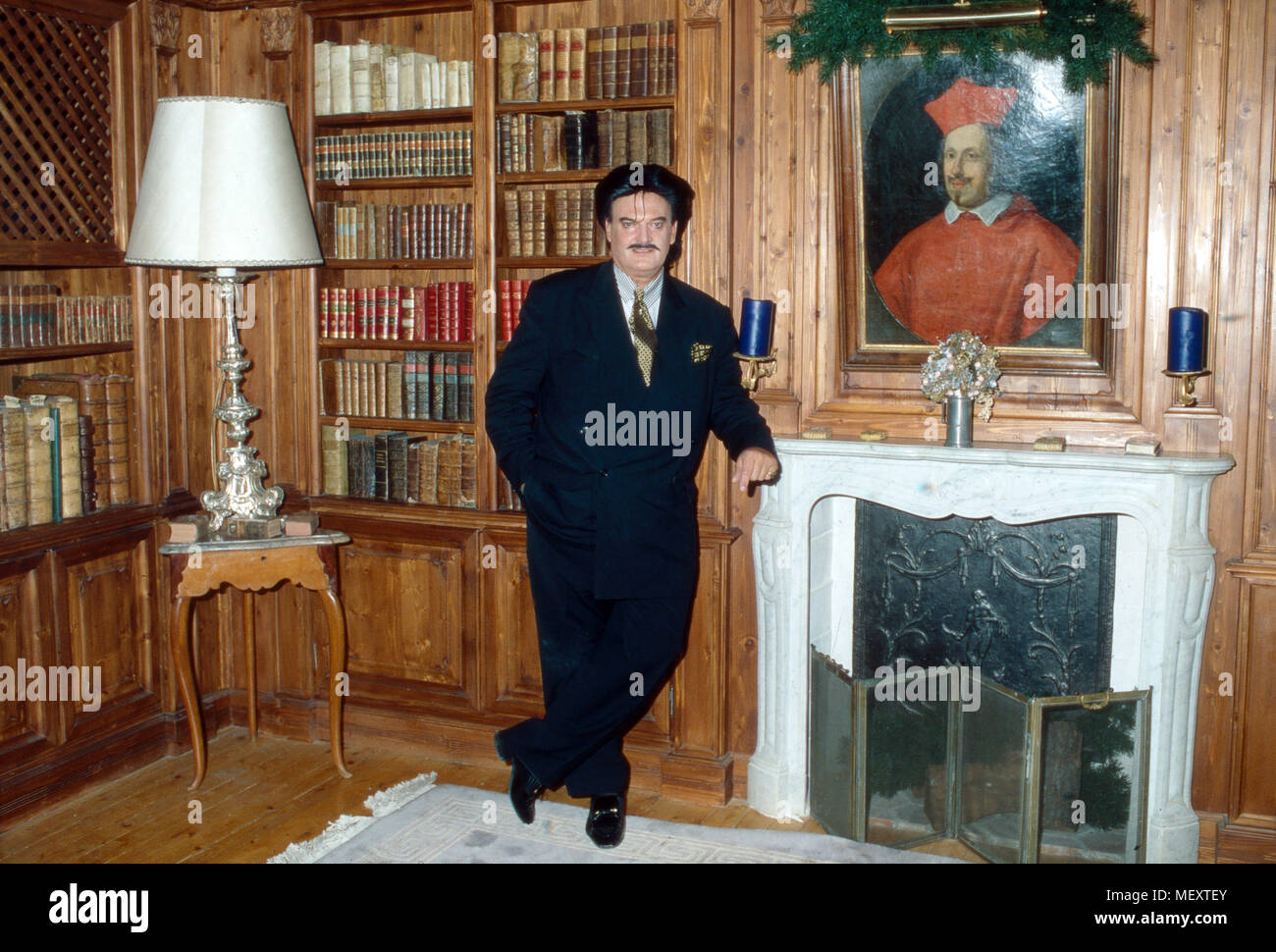 Modedesigner Rudolph Moshammer in seiner Bibliothek mit antiquarischen ...