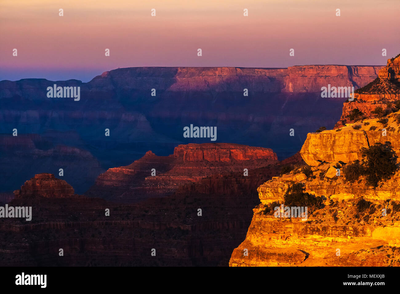 Beautiful Grand Canyon landscape overlook from the Hopi Point at sunset ...