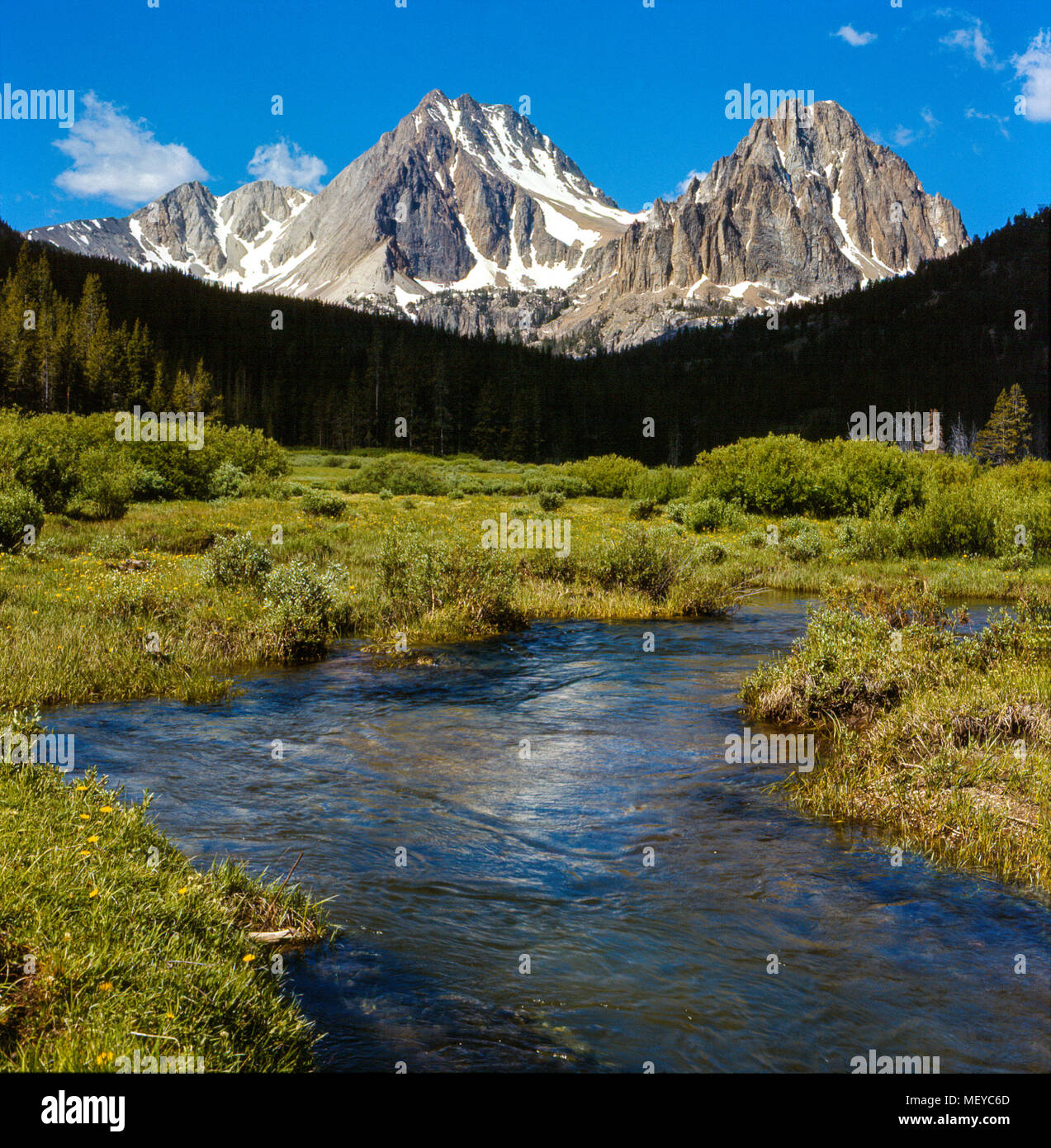 White cloud mountains hi-res stock photography and images - Alamy