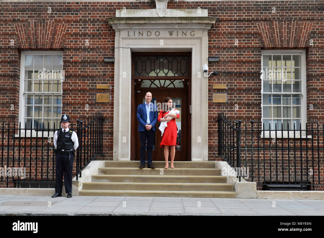 The Duke and Duchess of Cambridge and their newborn son outside the ...