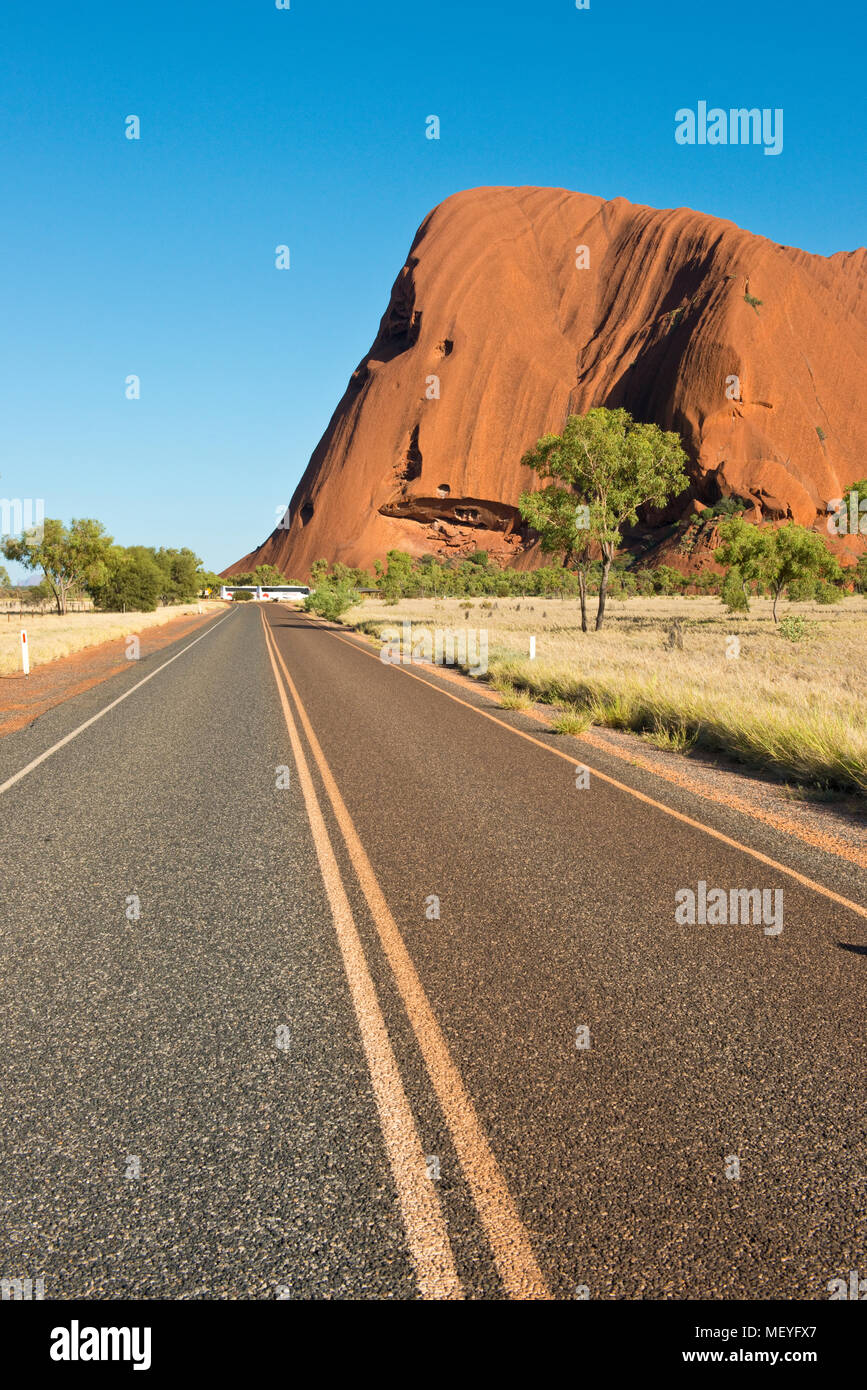 Road to Kuniya. Uluru (Ayers Rock). Uluṟu-Kata Tjuṯa National Park ...