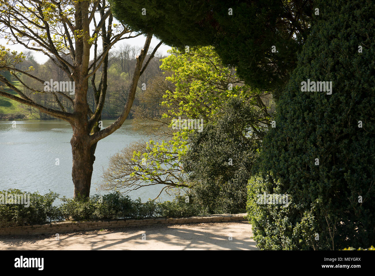 Riverside garden view hi-res stock photography and images - Alamy