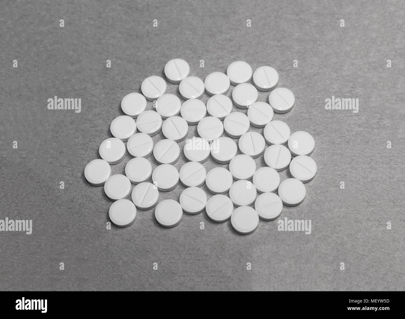 Pile of pill pills tablet tablets hi-res stock photography and images ...