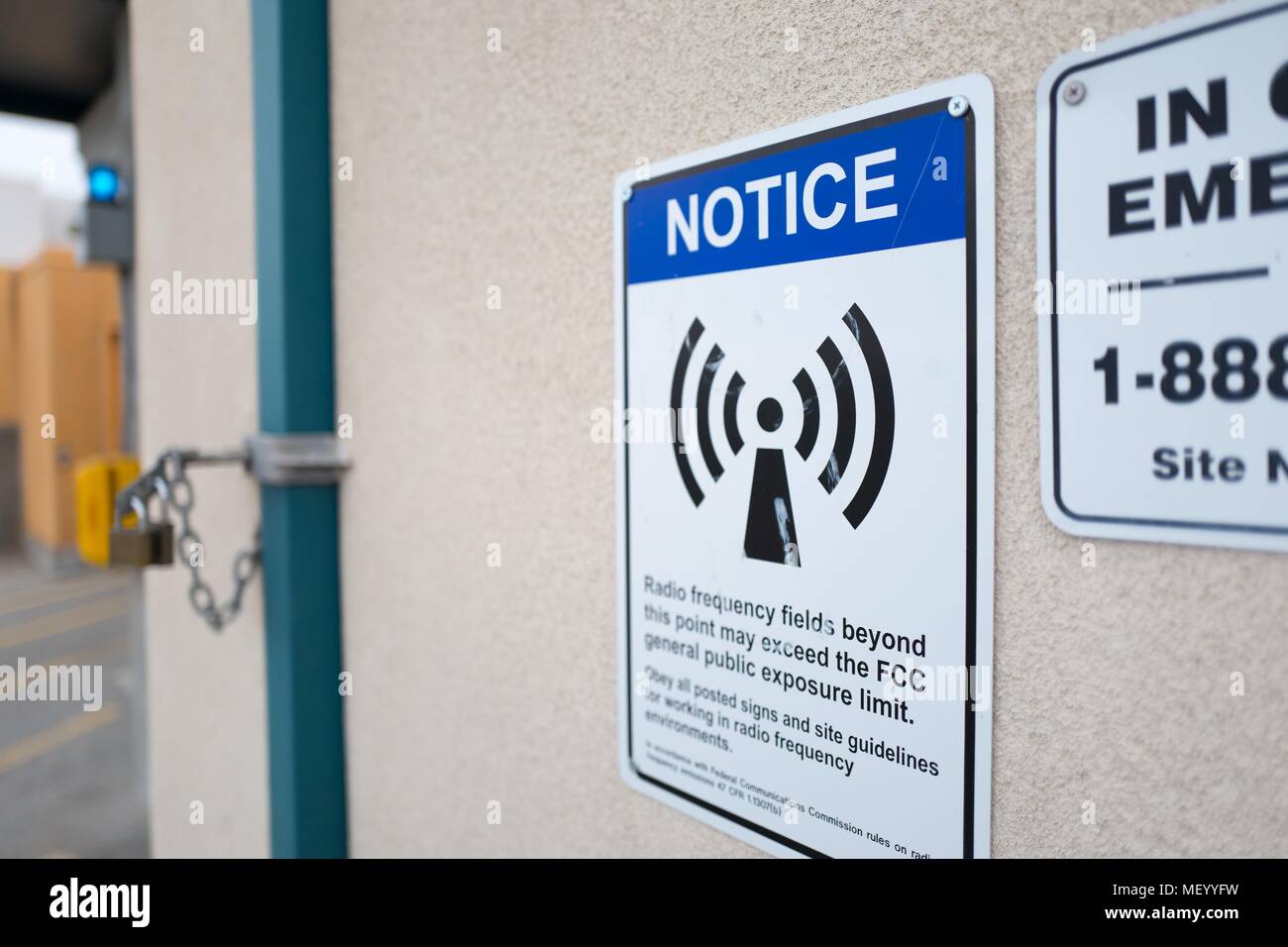 Cellular phone 2000s hi-res stock photography and images - Alamy