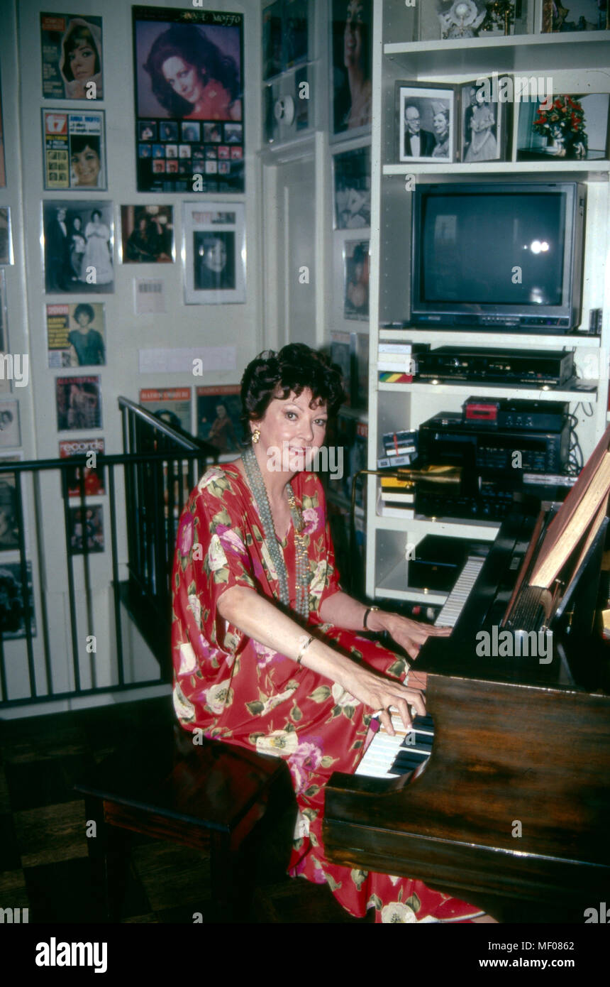 Anna Moffo, amerikanische Opernsängerin zuhause in ihrer Wohnung in New ...