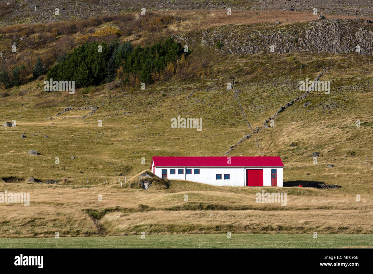 Red roofed cabin hi-res stock photography and images - Alamy