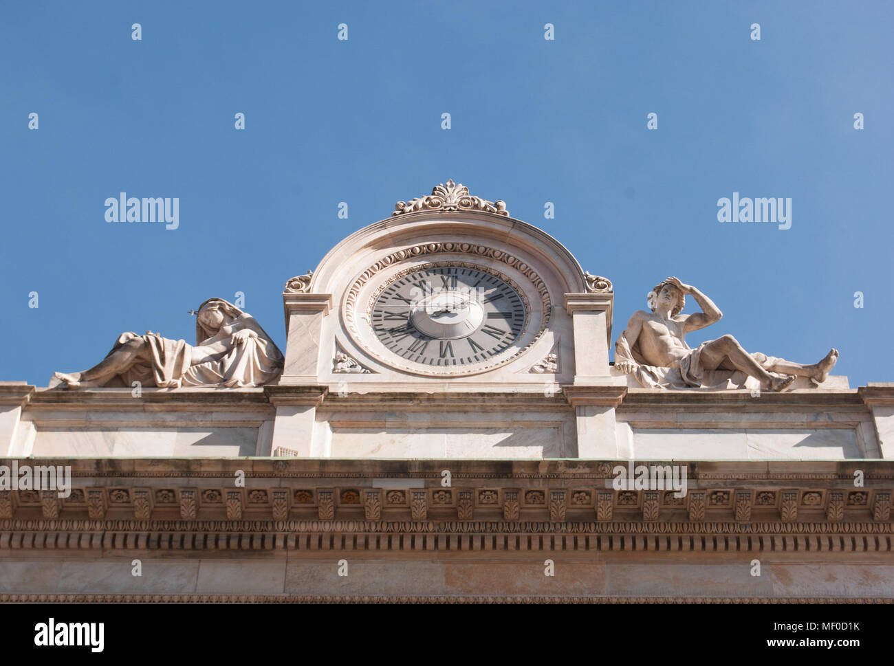 Two white marble statues hi-res stock photography and images - Alamy