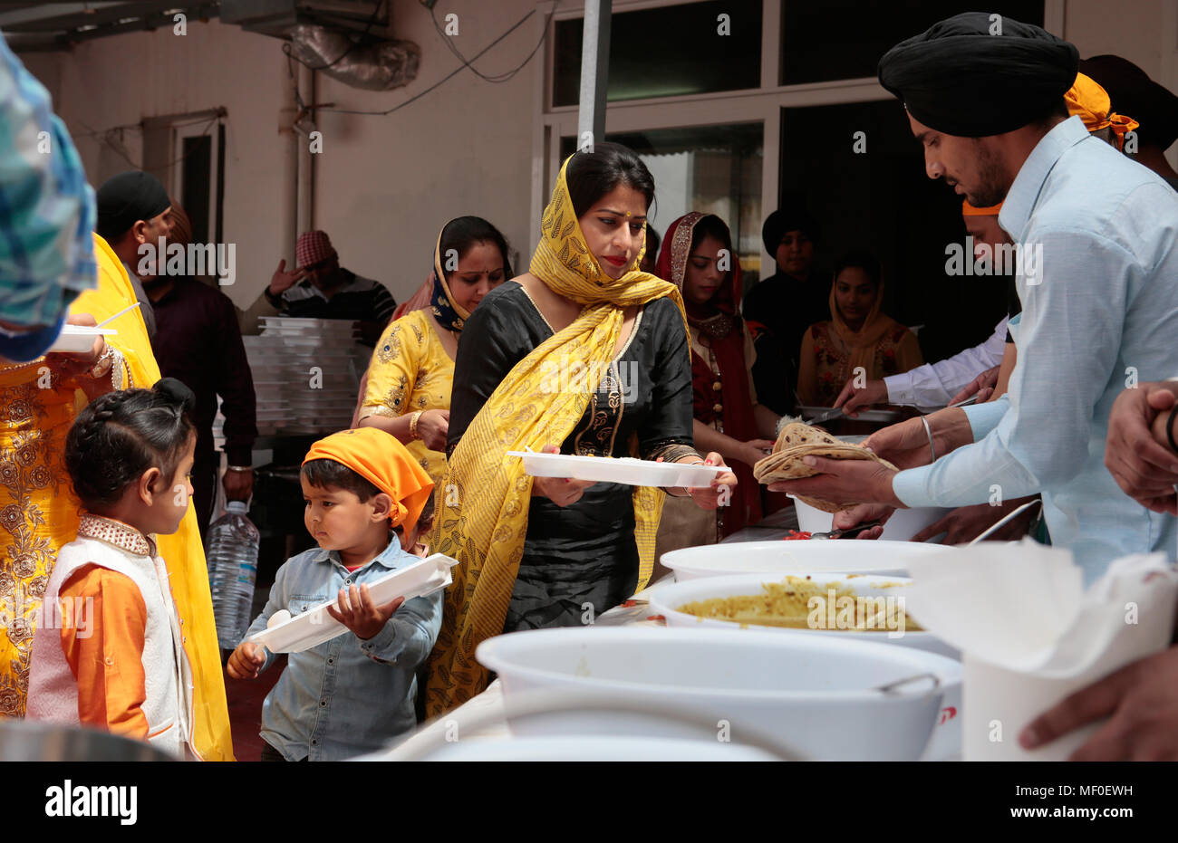 Sikh woman pray hi-res stock photography and images - Alamy