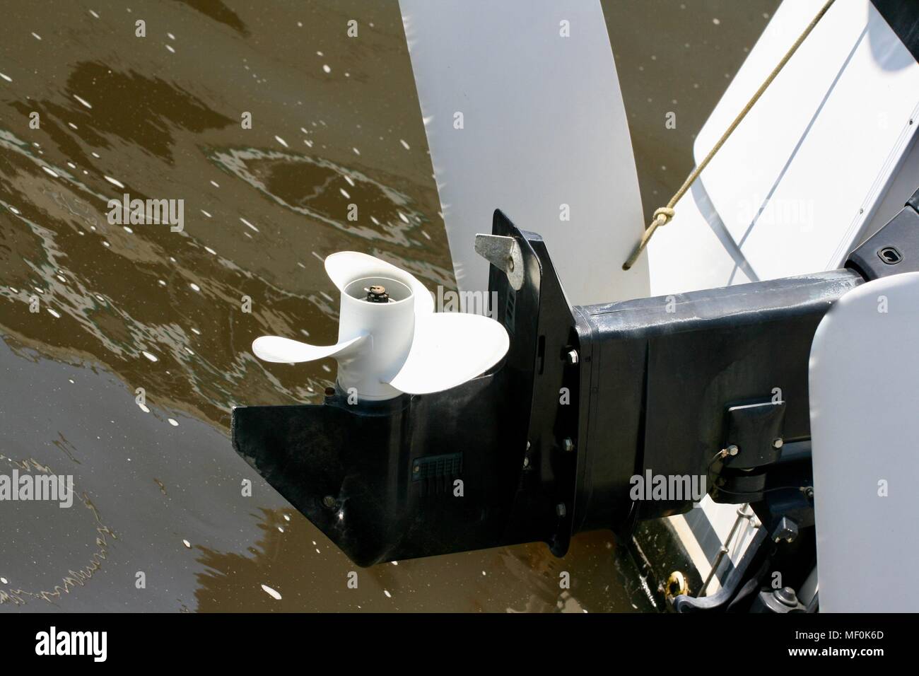 A three bladed propeller on a boat sitting in water Stock Photo - Alamy