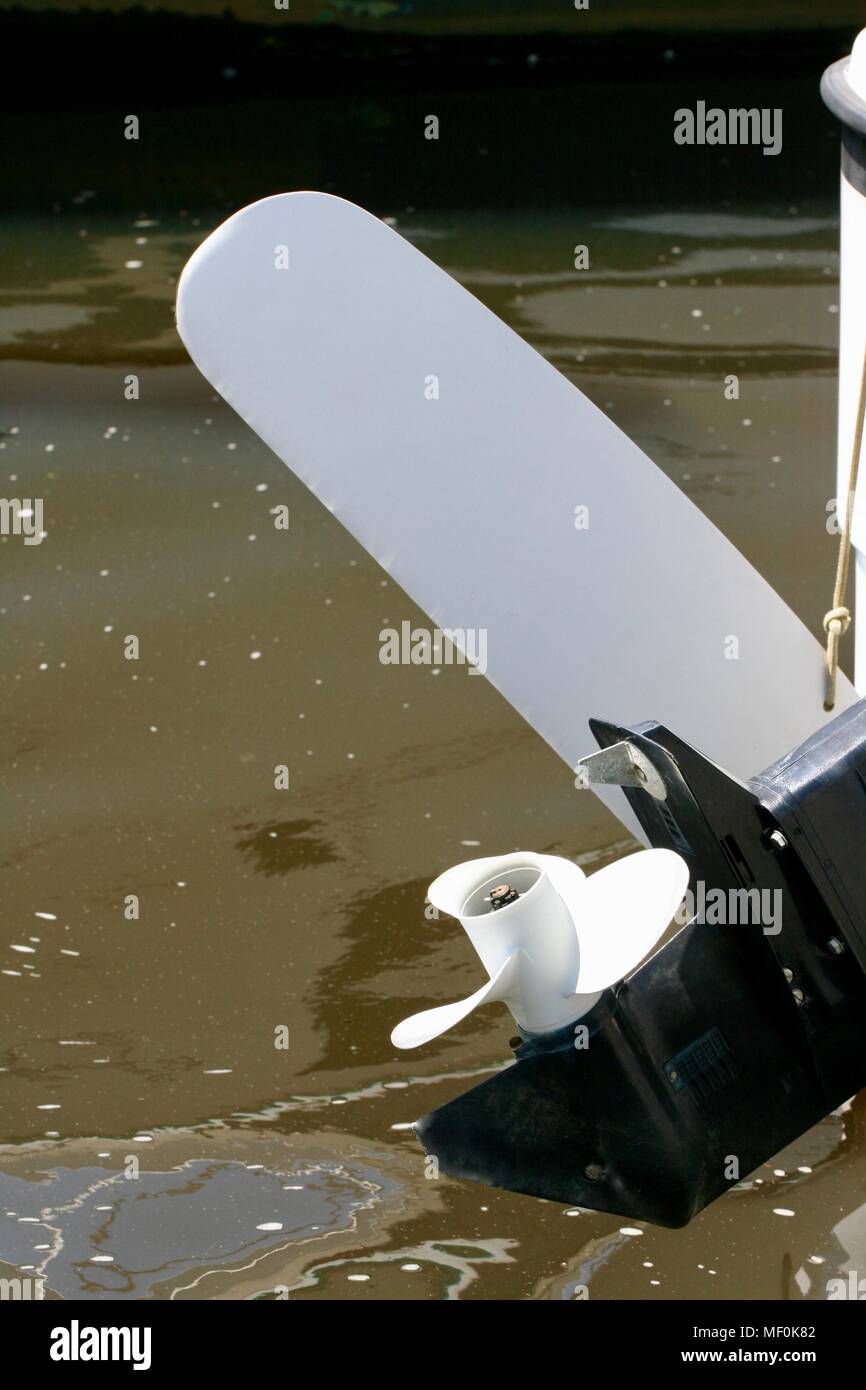 A three bladed propeller on a boat sitting in water Stock Photo - Alamy