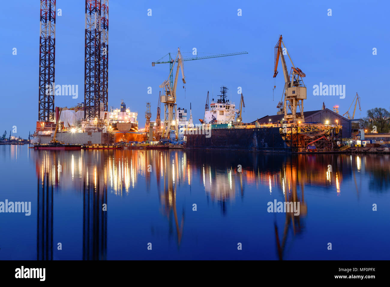 Oil rig night sea hi-res stock photography and images - Alamy