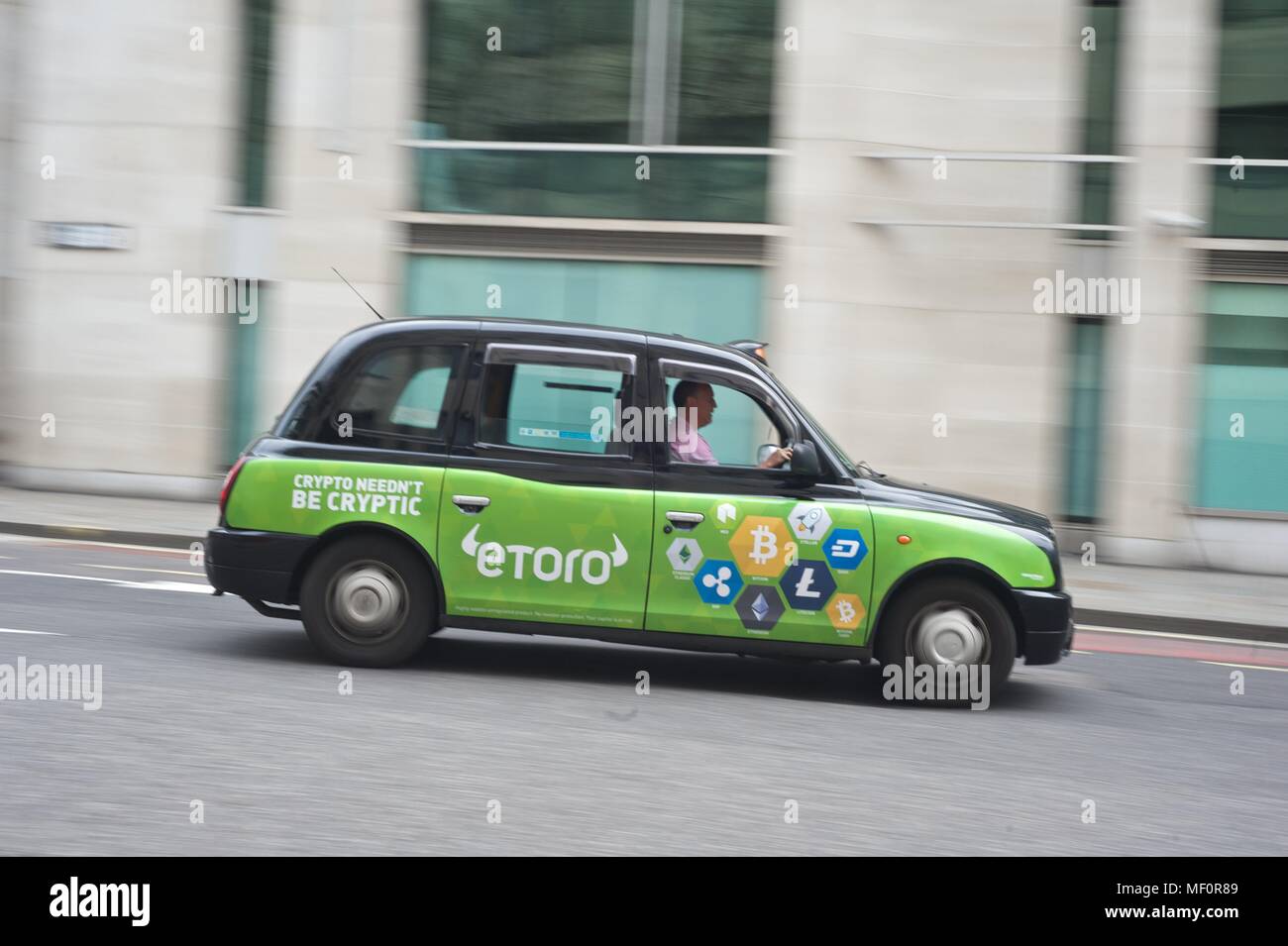 Traditional london black cab Stock Photo - Alamy