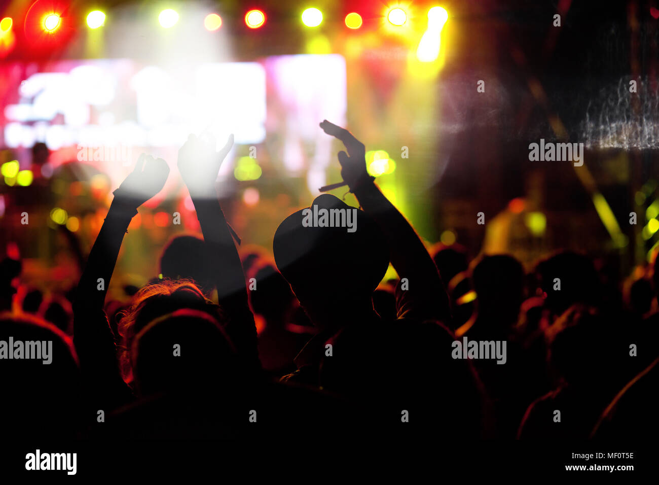 Crowd hands heads hi-res stock photography and images - Alamy