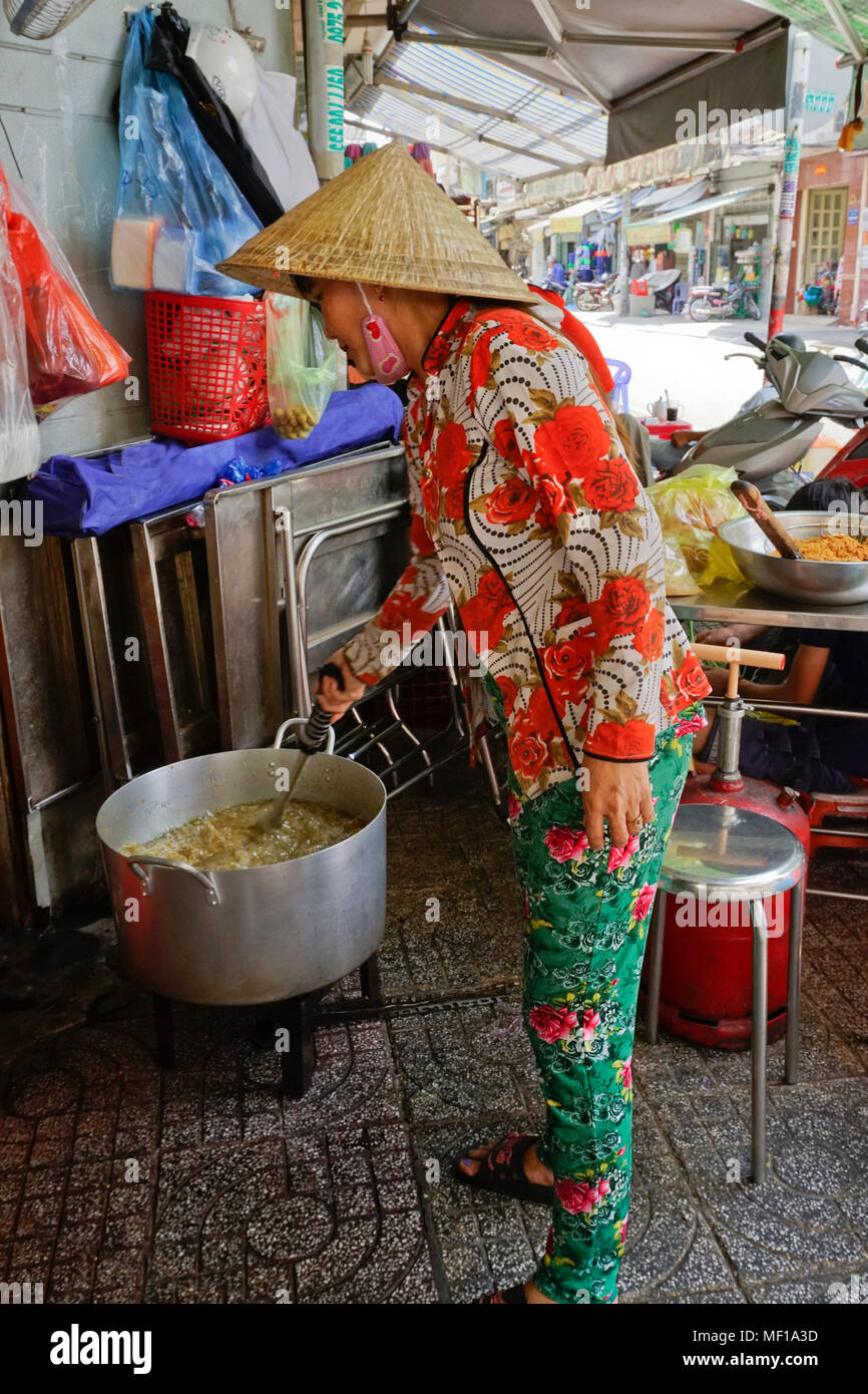 Vietnamese woman cooking chili garlic sauce in Chinatown street ...