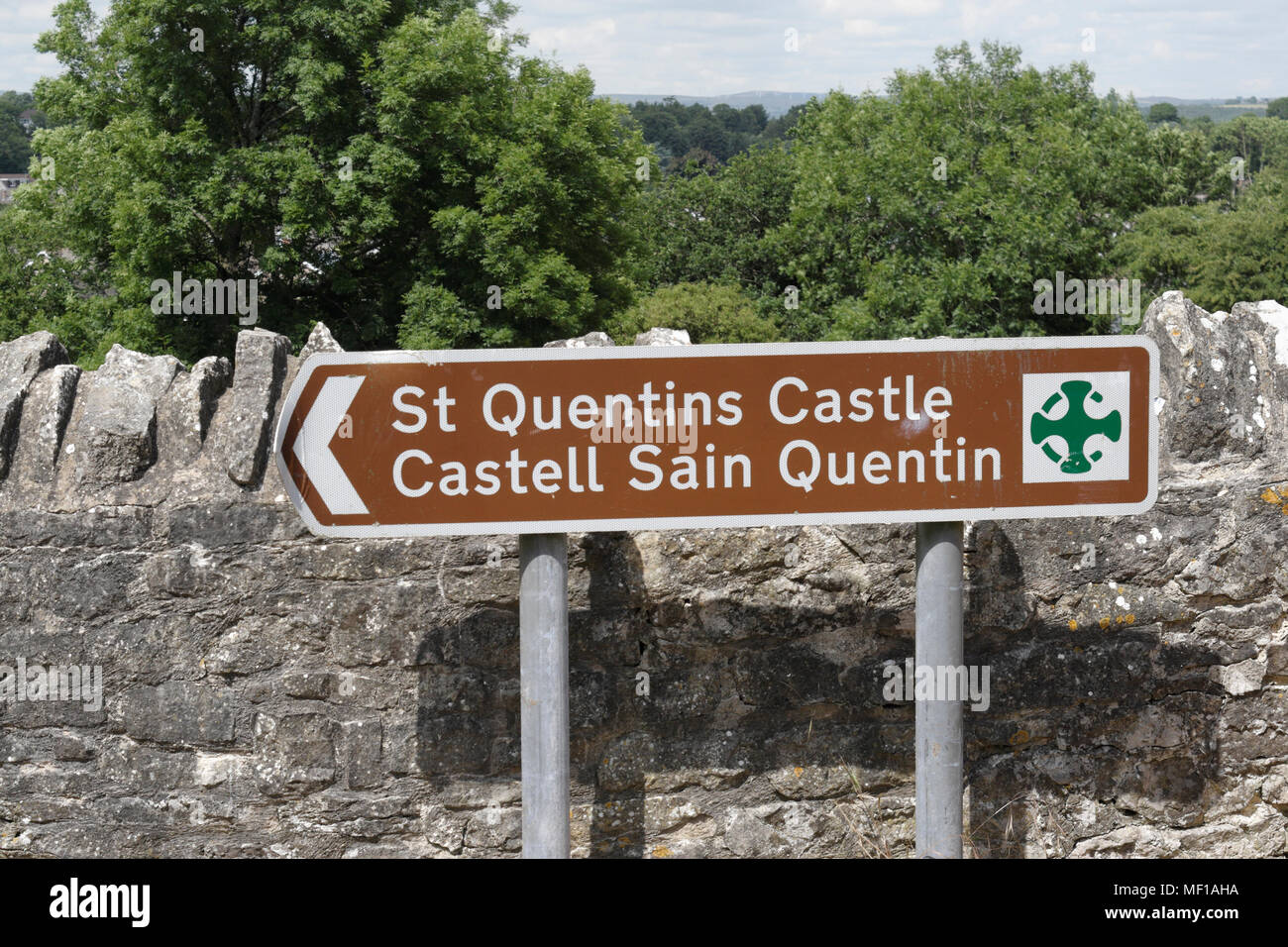 Welsh signpost hi-res stock photography and images - Alamy