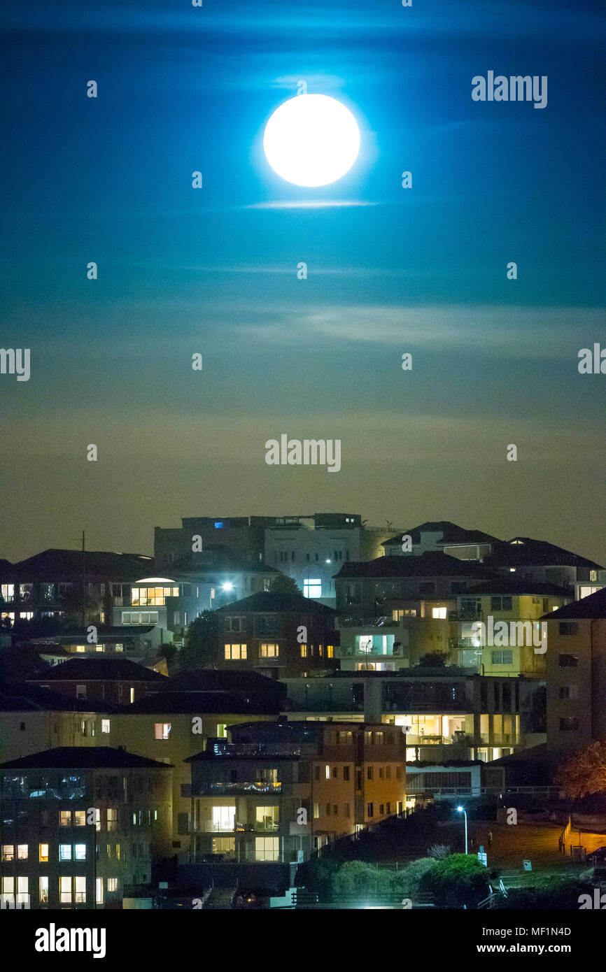 The 'super moon', the largest full moon seen for 70 years, rising above ...