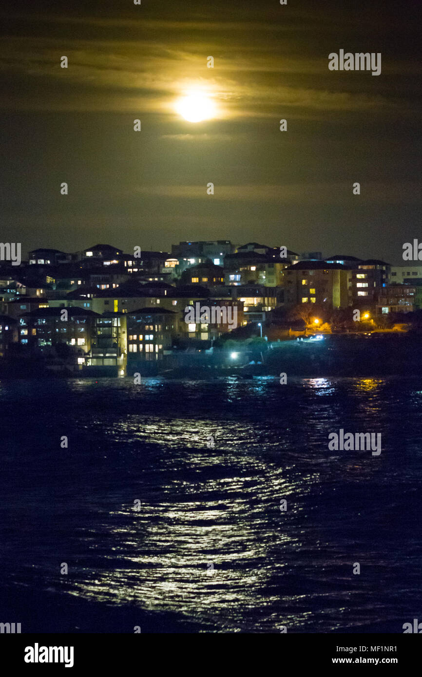 The 'super moon', the largest full moon seen for 70 years, rising above ...