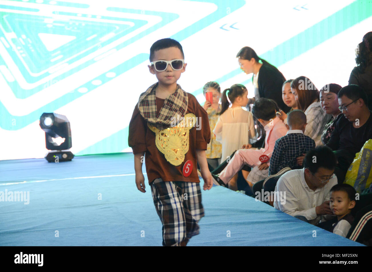 Child model catwalk hi-res stock photography and images - Alamy