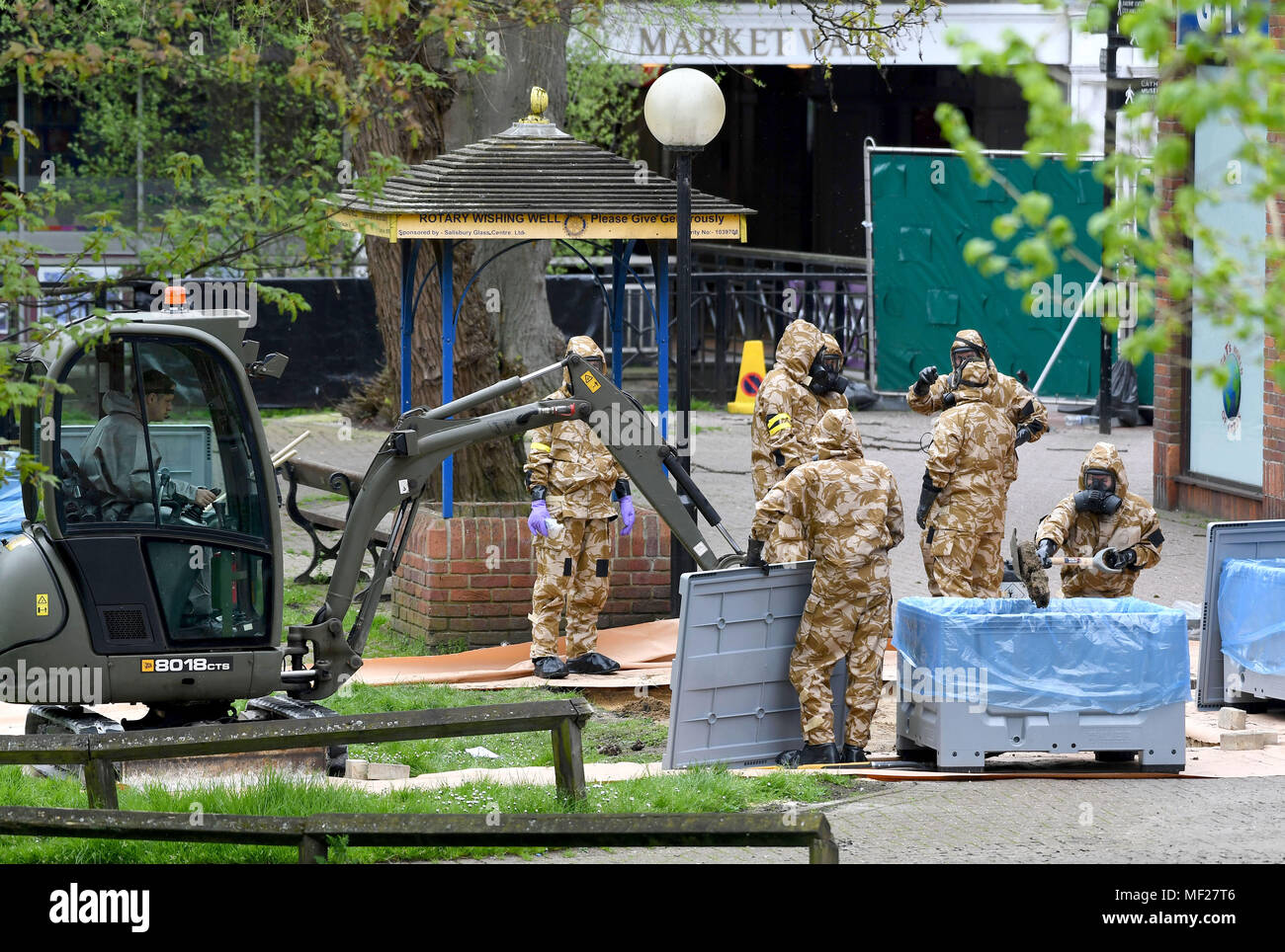 Salisbury, Wiltshire, UK. 24th April, 2018. Soldiers in breathing ...