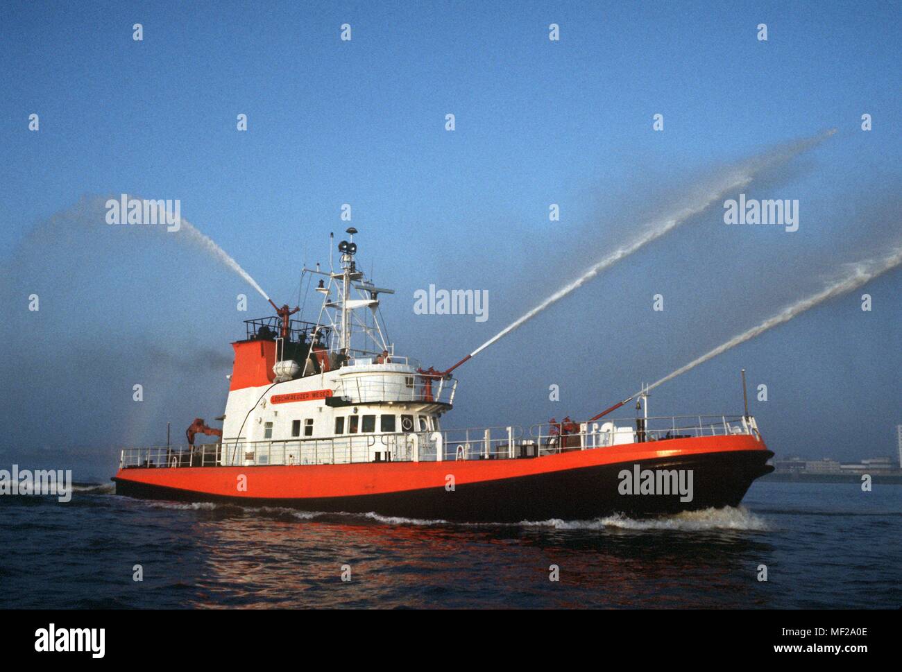 Fire fighting boat hi-res stock photography and images - Alamy